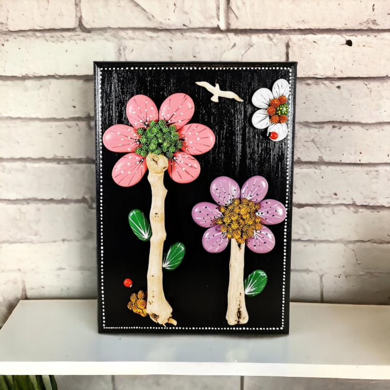 Tableau Floral Unique en Galets Peints - Décoration Murale Artisanale