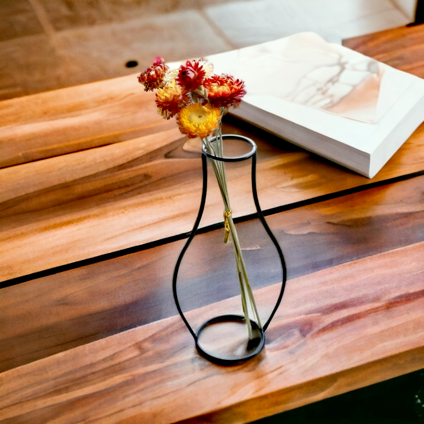 Vase minimaliste en métal effet 2D pour une décoration épurée